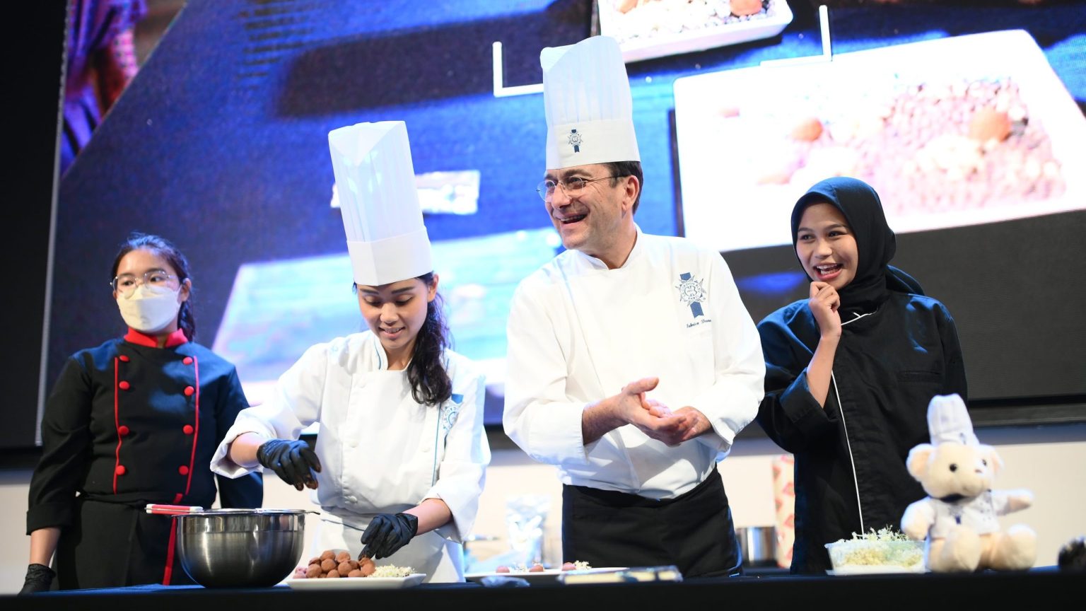 Pelatihan Patiseri bersama Chef Fabrice Danniel (Wakil Direktur Program Studi Seni Kuliner Le ...